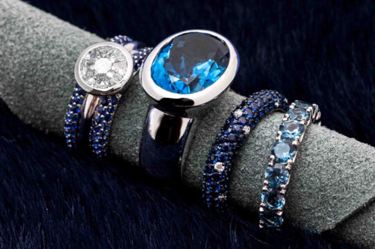 IJsblauwe en sneeuwwitte juwelen - Van Hell Juweliers